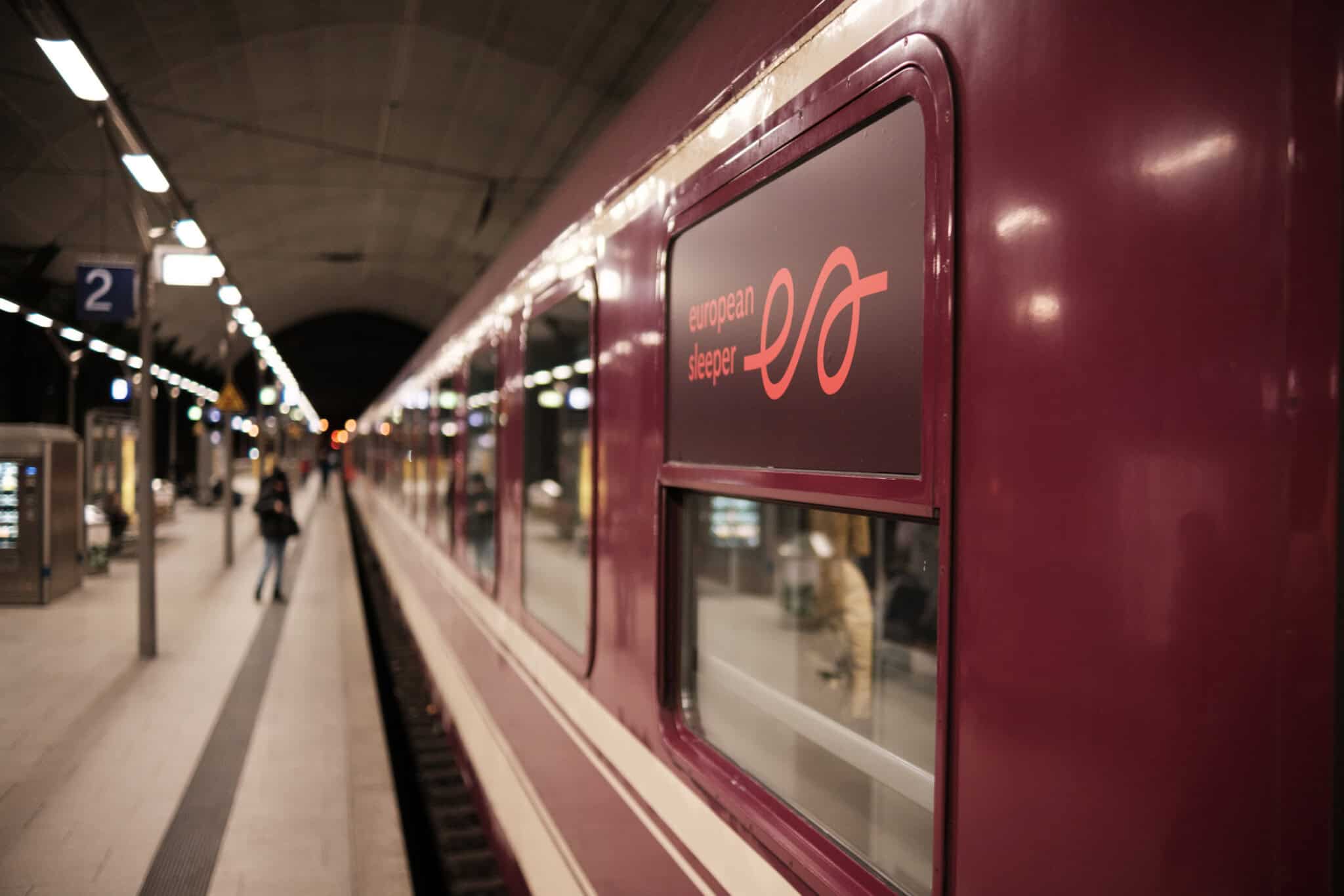 Elegantes Frankfurt Prag Zug Bildernull