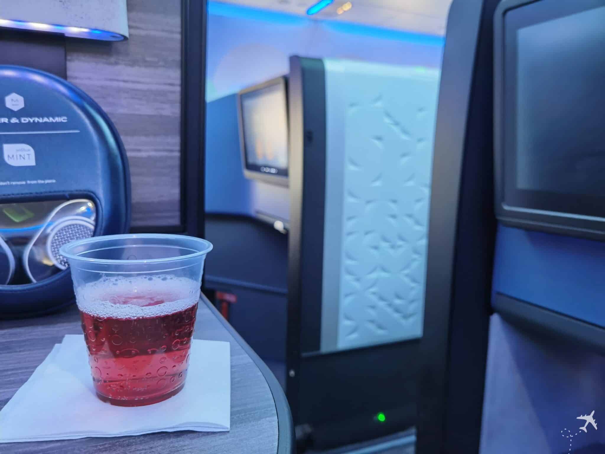 Alleine in der Business Class: Bewertung JetBlue Mint London - New York ...