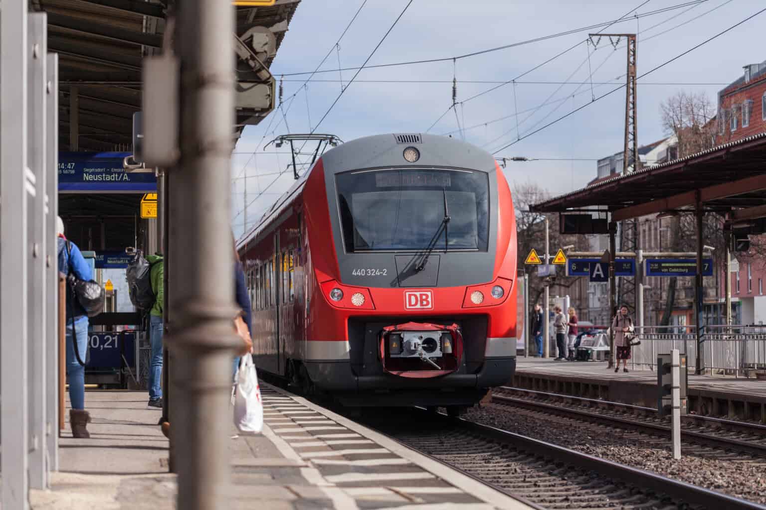 Deutsche Bahn: 3 Monate Probe BahnCard 100 für 999€ (mit Business-Konto)